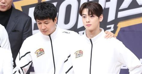 포토 김승현 차은우 옆에 서서