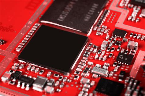 저항기 마이크로 칩 및 전자 부품이 있는 회로 기판의 매크로 샷 컴퓨터 하드웨어 기술 통합 통신 프로세서 정보 공학 반도체 Pcb 근접 촬영 Cpu에 대한 스톡 사진 및