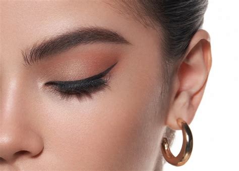 Tutorial Makeup Bold Glamour Untuk Tampil Elegan Di Pesta Buttonscarves