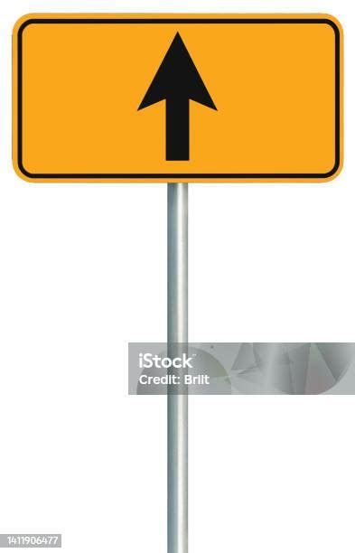 우회 경로 도로 표지판 노란색 고립 된 길가 교통 표지판 이 방법 만 방향 포인터 검은 화살표 프레임 회색 극 포스트 큰 상세한 수직 근접 촬영을 직진하십시오 방향 안내