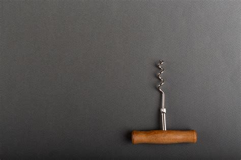 회색 배경에 와인 병에 대한 코르크 나사 와인 제조 개념 텍스트 공간입니다 0명에 대한 스톡 사진 및 기타 이미지 0명 강철 개막식 Istock