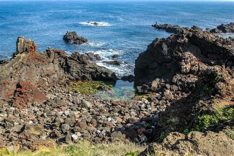 경치가 좋은 관광 극적인 해안선 대한민국 동아시아 때묻지 않은 맑은 하늘 모험 바다 바다 경치 바다 해안 바위 사진 섬 손을 흔들다 아름다운