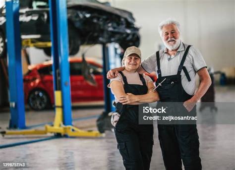 자동차 수리점에서 함께 일하는 두 명의 정비사 남성과 여성 2명에 대한 스톡 사진 및 기타 이미지 2명 65 69세 교통수단 Istock