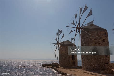 그리스의 에게 해의 그리스 키오스 섬의 바닷가에 있는 역사적인 오스만 풍차 그리스에 대한 스톡 사진 및 기타 이미지 그리스 오스만 제국 0명 Istock