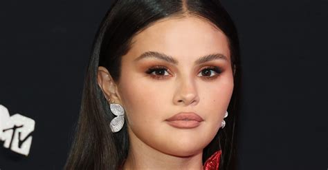 Selena Gomez's VMAs Makeup Look Breakdown | Who What Wear