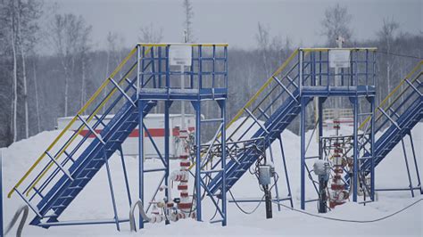산업용 오일 전기 원심 펌프는 겨울에 유전에서 시추 장비를 갖춘 화석 연료 에너지를 위해 원유를 작동시키고 펌핑합니다 잘 헤드 연결 오일 장비 0명에 대한 스톡 사진 및
