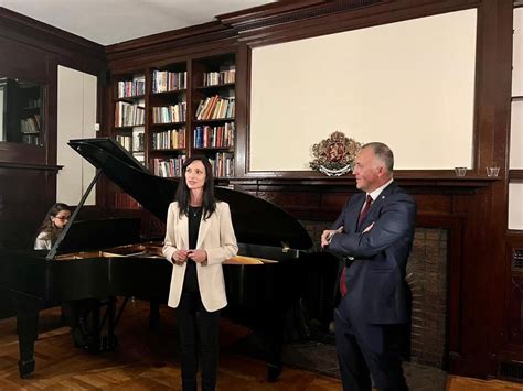 Мария Габриел отбеляза Деня на независимостта с българската общност в Ню Йорк