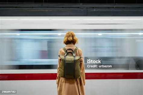 이탈리아 로마에서 지하철을 기다리는 중년 여성의 뒷모습 기차에 대한 스톡 사진 및 기타 이미지 기차 여행 개념 여행 주제 Istock