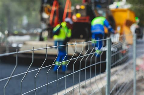 아스팔트 파버 기계와 스팀 롤러 압축기 차량을 배경으로 아스팔트 블랙 토핑 및 포장 삽이 있는 작업자 그룹 도로 건설에 대한 스톡 사진 및 기타 이미지 Istock
