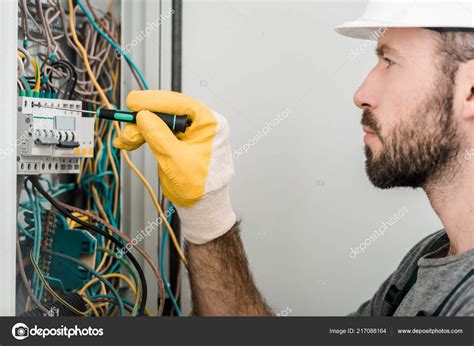 잘생긴 상자를 복도에서 드라이버를 — 스톡 사진 © Andrewlozovyi 217088164