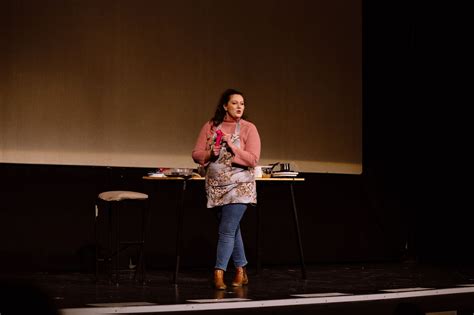 „СРАМ“ перформанс на Ангела Стојановска во Кино Фросина