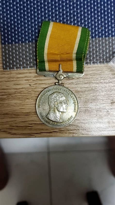 เหรียญเงินที่ระลึกพระราชพิธีฉลองสิริราชสมบัติครบ 25 ปีแนวตั้งพสวยงามคมชัดมากๆ ผลิต 9 มิถุนายน