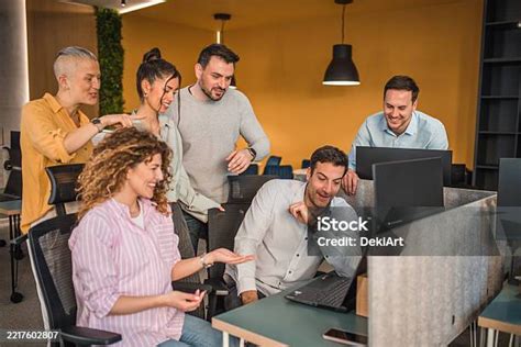 밝고 현대적인 공동 작업 환경에서 협업하며 팀워크와 생산성을 보여주는 소규모 비즈니스 동료 그룹 기업 문화에 대한 스톡 사진 및 기타 이미지 Istock