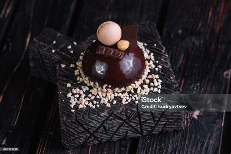 나무 배경 프랑스 초콜릿 무스 케이크입니다 마 카 롱 너트 초콜릿 바의 조각으로 장식 된 디저트 0명에 대한 스톡 사진 및 기타 이미지 Istock