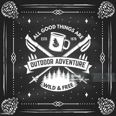 모든 좋은 것들은 야생과 무료 로고 배지 디자인입니다 셔츠 또는 로고 프린트 스탬프 또는 티셔츠에 핀 포레스트 커피 또는 차 머그잔 칠판에 하이킹 폴을 위한 컨셉 야외 모험