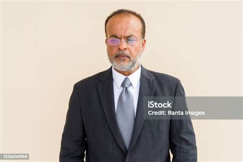 평범한 벽에 맞서 잘생긴 수염을 기르는 인도 남자의 초상화 40 49세에 대한 스톡 사진 및 기타 이미지 40 49세 경영자 계획 Istock
