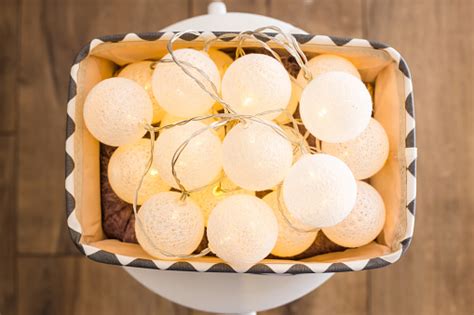 크리스마스 나무 바닥에는 흰색에 회색 상자에 둥근 흰 초 롱과 화 환으로 켜 집니다 크리스마스와 새로운 년 개념에 대 한 준비 아파트 장식입니다 상위 뷰 0명에 대한 스톡