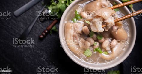 평면도 클로즈업 복사 공간 대만 아시아 특유의 길거리 음식 베이 지 색 아이 보 리 크리 미 화이트 컬러 그릇 어두운 셰 일 슬레이트 테이블에 고립 된 땅콩 돼지 너 클