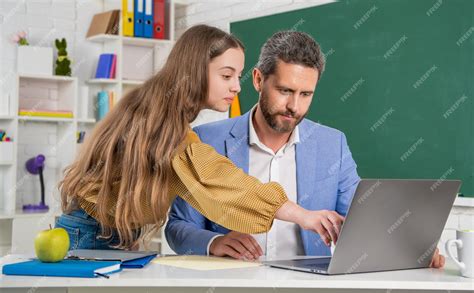 Alegre Jovencita Con Hombre Profesor En La Educación En El Aula Foto