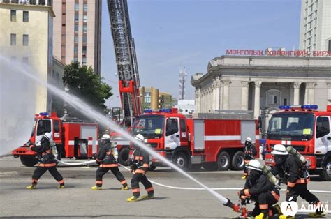 63 р ангийн гал сөнөөгч хажуунаас нь “зааварласан” хүнийг усан буугаар шүршиж амийг нь