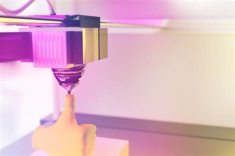 엄지 손가락으로 손을 인쇄하는 3d 프린터의 클로즈업 틴트 3d는 새로운 기술의 개발에 렌더링 연구 개발 0명에 대한 스톡 사진 및 기타 이미지 Istock