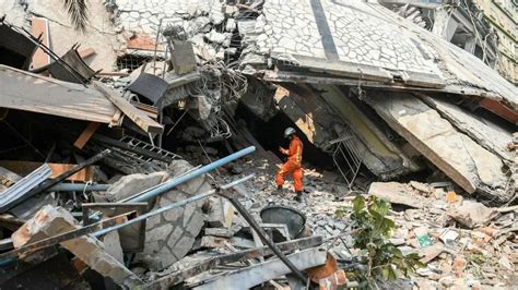 In Photos Myanmars Earthquake Death Toll Jumps To Over 1000 As More