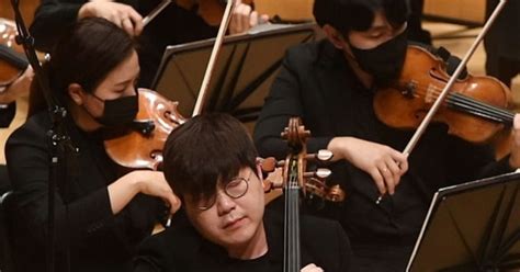 포토 첼리스트 심준호 집중하며 연주