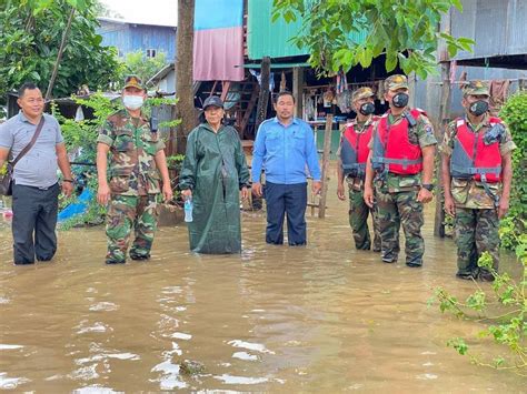 កម្លាំងយោធាកងពលតូចថ្មើរជើងលេខ៥១សហការជាមួយអាជ្ញាធរមូលដ្ឋាន ចុះជួយពលរដ្ឋរងគ្រោះដោយទឹកជំនន់