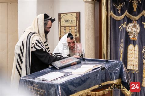 Lelov Rebbe Davening Shachris In His Shul In Boro Park Boro Park 24