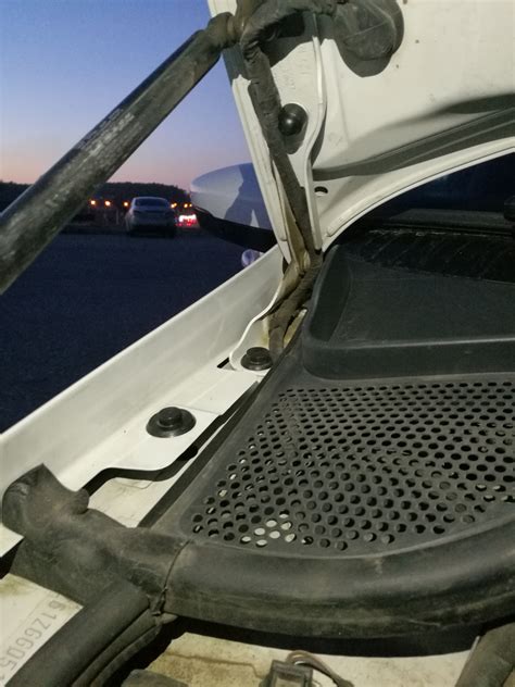 Заглушки болтов в подкапотном пространстве — Volkswagen Polo Sedan, 1,6 ...