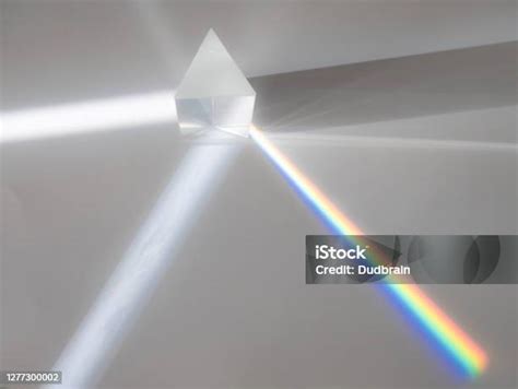 무지개 색의 빛의 굴절 반사 및 분해를 만드는 프리즘을 통해 햇빛광선의 산란 프리즘에 대한 스톡 사진 및 기타 이미지 프리즘 0명 2차 도형 Istock