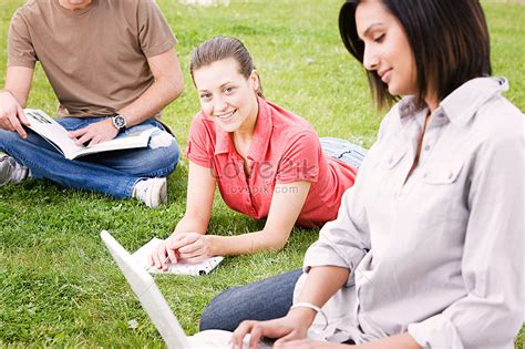 야외에서 일하는 학생 사진 무료 다운로드 Lovepik