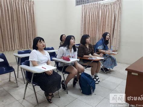 ជនជាតិបរទេស៥០នាក់ សំងំរៀន«ភាសាខ្មែរនៅរាជបណ្ឌិត្យសភាកម្ពុជា សុីសុីថាមស៍
