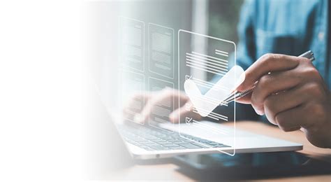 펜을 사용하여 온라인 승인을 위해 가상 문서의 올바른 기호 표시를 체크하는 사업가는 종이 없는 품질 보증 및 Erp 관리 개념을