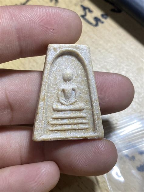 พระสมเด็จหลวงพ่อกวย หลังยันต์สี่แถว พิมพ์สี่เหลี่ยมคางหมู ปี 18 Ennxo