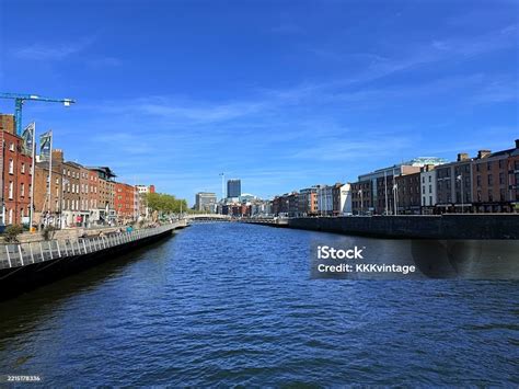 아일랜드의 수도 인 더블린 의 활기찬 거리를 탐험 해보십시오 다채로운 조지 왕조 양식의 건물 조약돌 길 번화한 펍이 문화와 매력이 조화를 이루는 이 유서 깊은 도시를