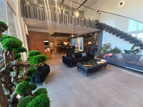 عمارت جهان ویلا و سوئیت در رودهن شب