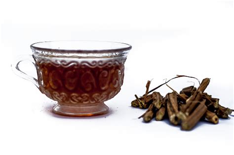 Ashwagandha 뿌리 그리고 그것의 분말으로 알려진 인도 인삼 그것의 유기 차 그것의 분말에서 만든 화이트 에센셜 탈모에 대 한 유익한에 고립 가루로 빻은에 대한 스톡