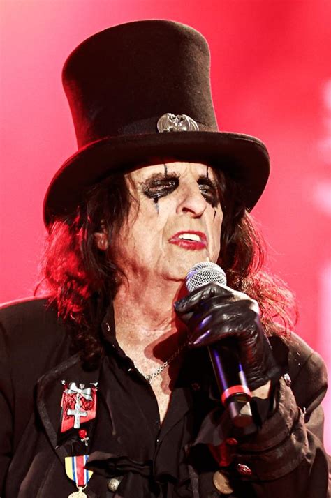 Alice Cooper Mostra Ao Vivo Que é Mais Do Que O Pai Do Horrorshow