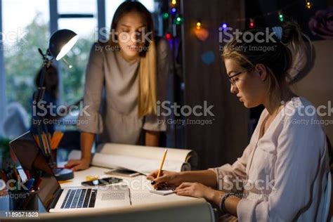 새로운 비즈니스 프로젝트에 대한 회의를 갖는 두 명의 여성 동료 기숙사 방에 대한 스톡 사진 및 기타 이미지 기숙사 방 학생 20 29세 Istock