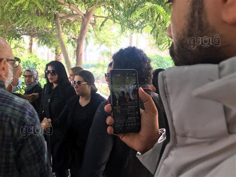 تشييع جثمان والد إيمان عز الدين والإعلامية تدخل فى حالة انهيار