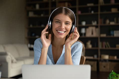 헤드폰을 착용 하는 행복 한 밀레니엄 소녀 노트북을 통해 카메라를 보고 스피커에 대한 스톡 사진 및 기타 이미지 스피커 화상 통화 비즈니스 Istock