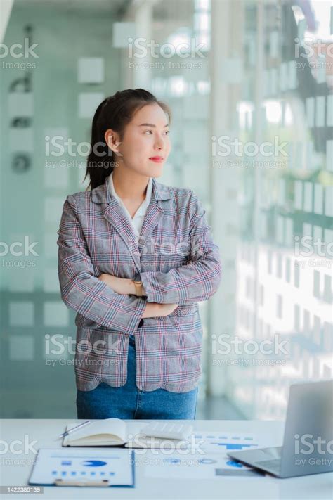 아시아 비즈니스 여성 작업 재무 분석 회계 보고서 수익 통계 이익 및 성장을위한 회사 성과 그래프 연구 수직 이미지 경영자에