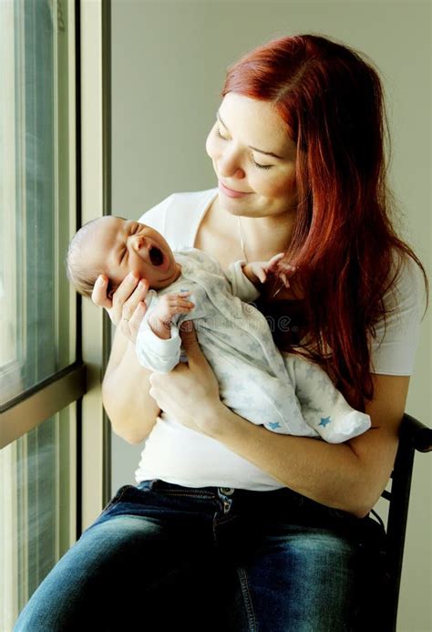 Junge Mutter Mit Ihrem Neugeborenen Baby Stockbild Bild Von M Dchen Mutter