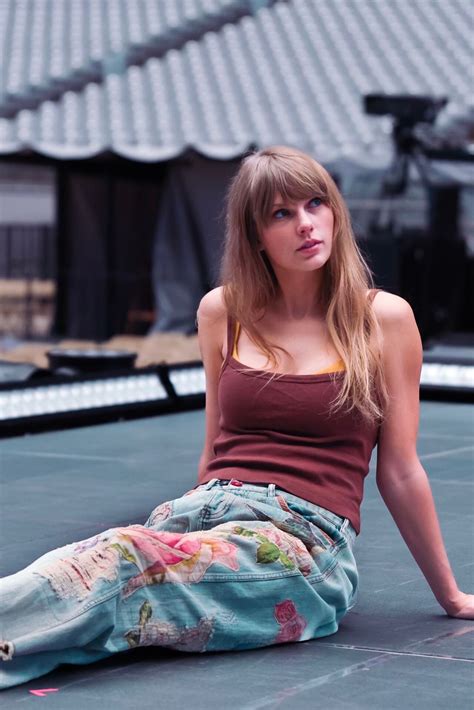 Taylor Swift Proudly Flaunting Big Tits In Tight Dress Celeblr