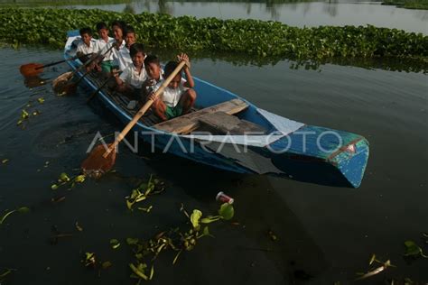 BERANGKAT SEKOLAH ANTARA Foto