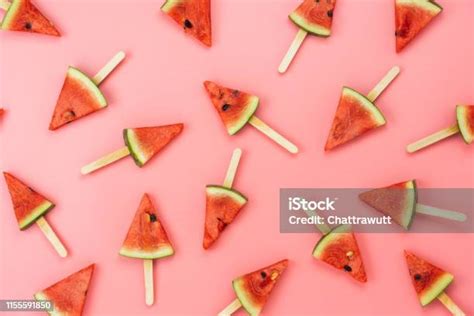 테이블 탑 뷰 봄 여름 휴가와 음료와 함께 열 대 과일 Gt 휴가 배경 개념입니다 어레인지 슬라이스 워터 멜론 현대 핑크 종이에