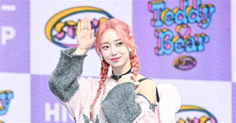 스테이씨 수민 귀여운 토끼 가방 메고 [사진]