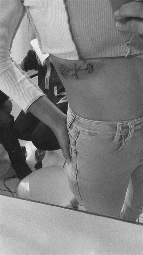 Pin De Maria Rita Em Tatuagem Tatuagem Peitoral Feminina Tatuagens Retro Tatuagens Ntimas