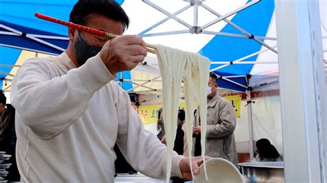 이상한 국숫집 더 못줘서 안달난 오일장 무한리필 장터국수 면을 헹구지 않고 뜨끈하게 말아주는 진천오일장 얼큰한 잔치국수 Noodles Korean Street